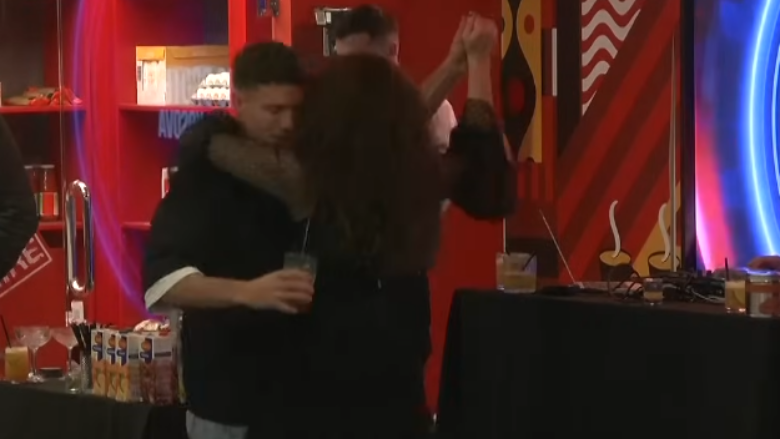 Drenusha e vë në siklet Drilonin, e ftoi për të kërcyer derisa i bën ...