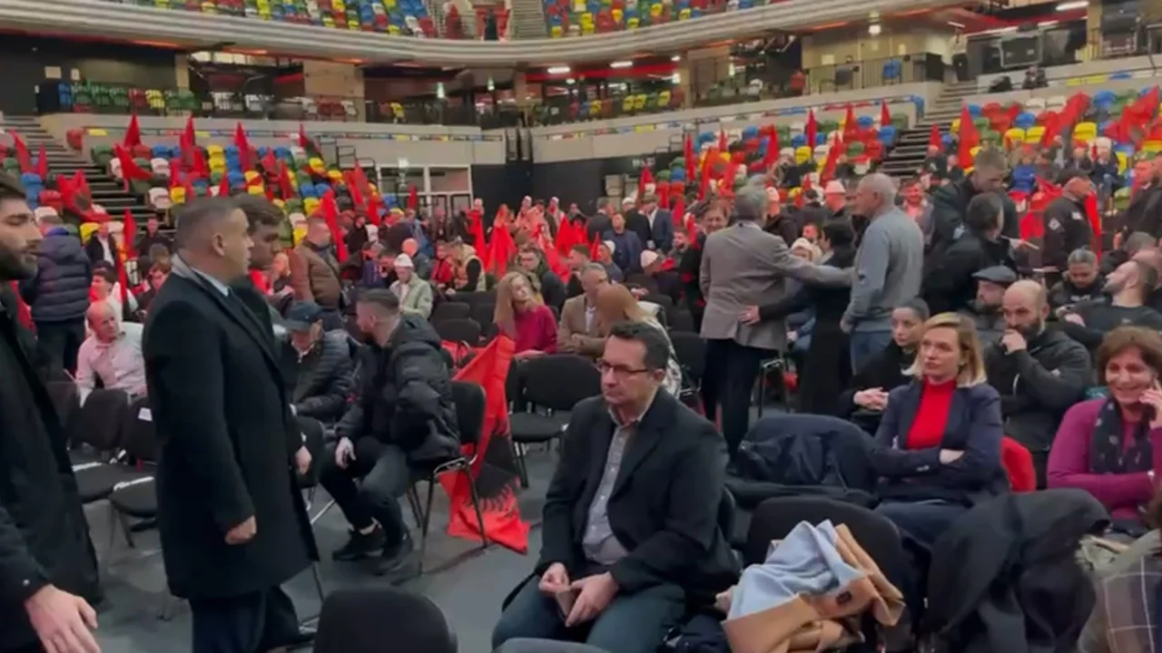 Me flamujt kuqezi në duar, mijëra shqiptarë presin Ramën në Londër ...