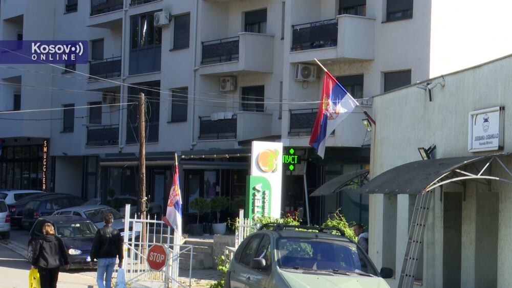 Ditë zie në Serbi, në disa komuna me shumicë serbe në Kosovë flamujt ...