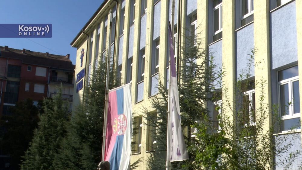 Ditë zie në Serbi, në disa komuna me shumicë serbe në Kosovë flamujt ...