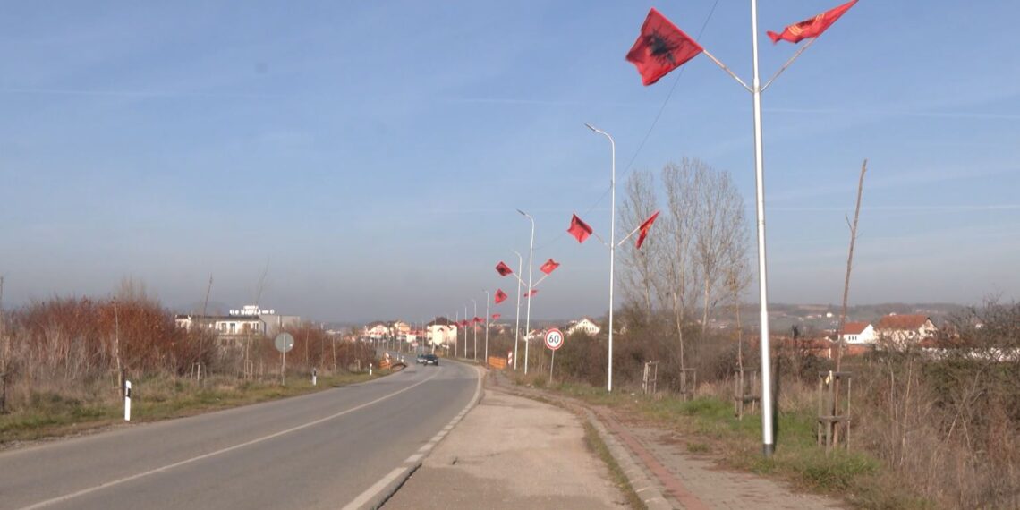 444 flamuj kombëtar dhe të UÇK-së u vendosën nga Podujeva në Merdare ...