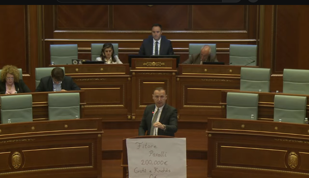 "Fitore Pacolli 200,000 euro, Gratë e Krushës 0 euro", pankarta në ...