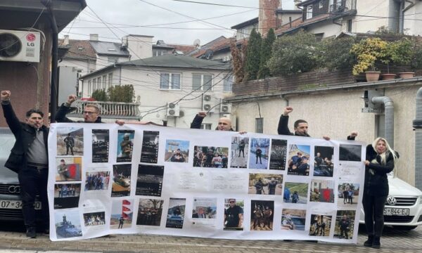 Disa serbë protestojnë në Prishtinë - Gazeta Express Disa serbë protestojnë në Prishtinë - Gazeta Express