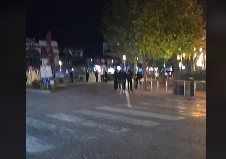 Pamje të rënda brenda lokalit në Klinë ku u gjet pa shenja jete një ...