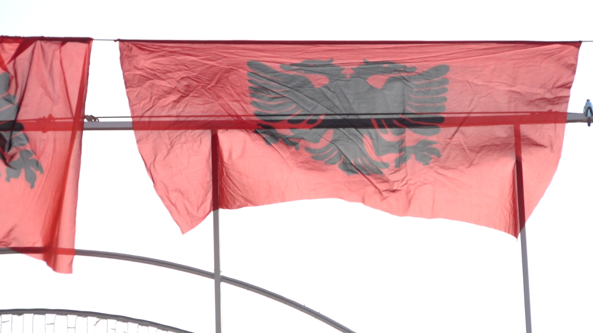 E mbuluar me flamuj kuq e zi dhe të Kosovës, kështu u dekorua Prishtina ...