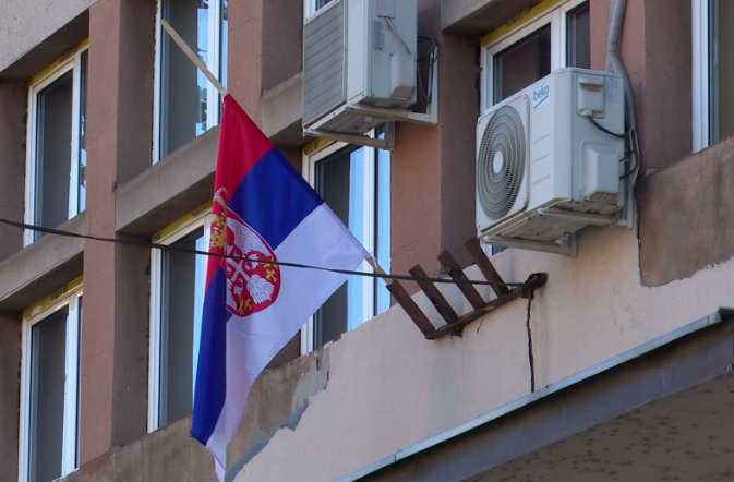 Ditë zie në Serbi, në disa komuna me shumicë serbe në Kosovë flamujt ... Ditë zie në Serbi, në disa komuna me shumicë serbe në Kosovë flamujt ...