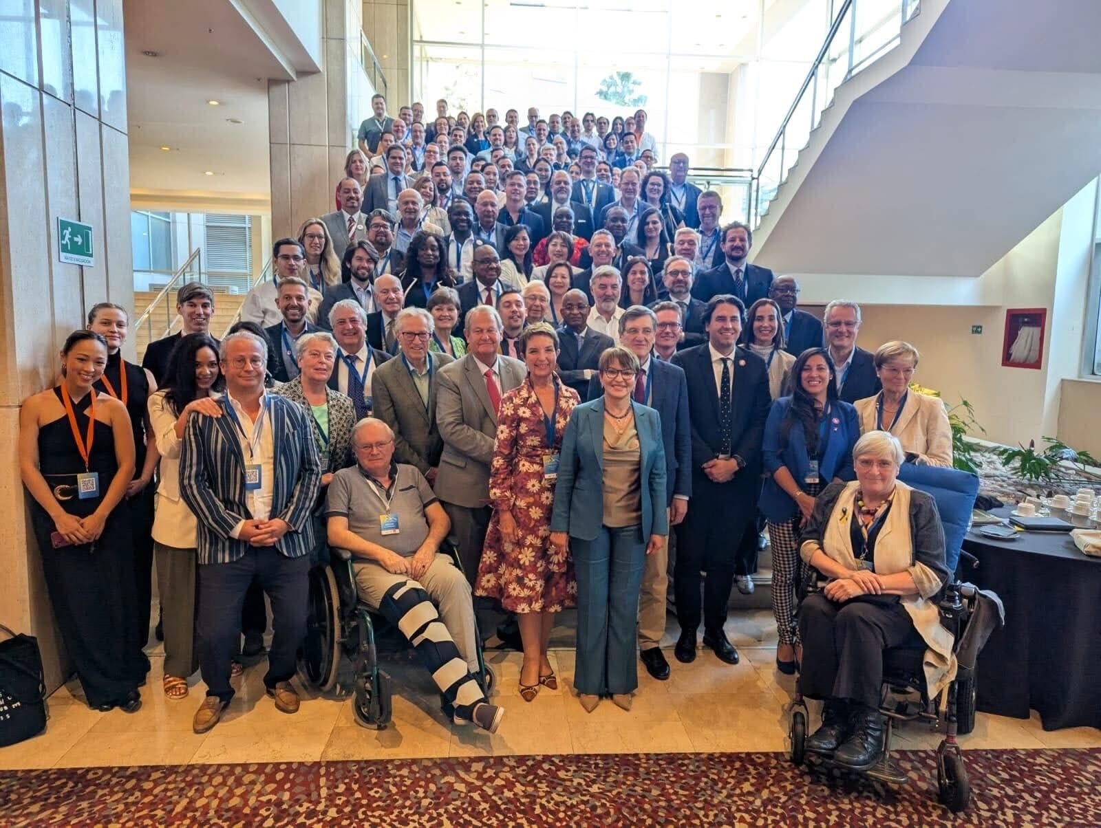 Bernard Nikaj e përfaqëson PDK'në në Kongresin e Internacionales ...