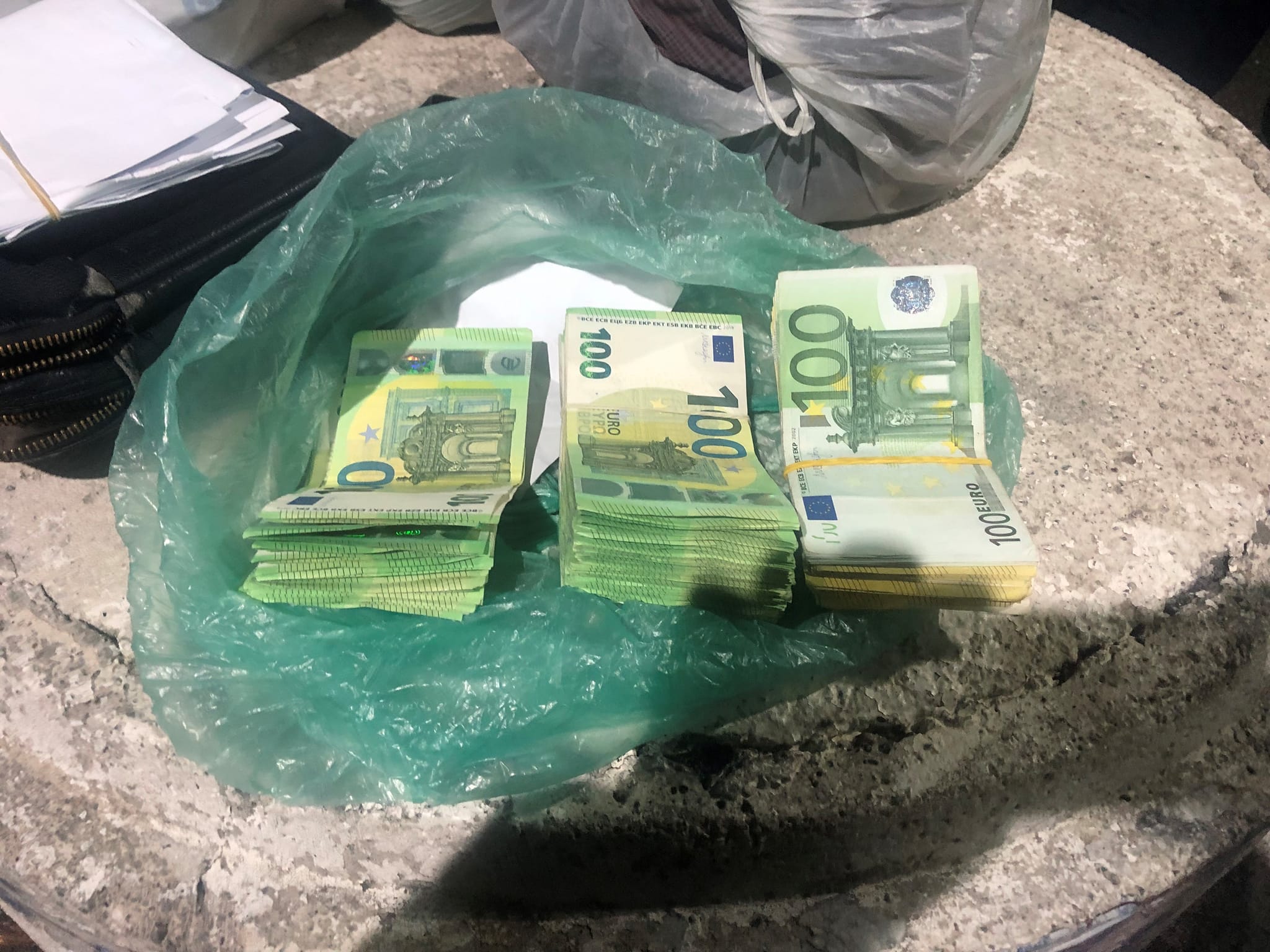 Policia konfiskon mbi 22 mijë euro në Bërnjak, ishin fshehur në një ...