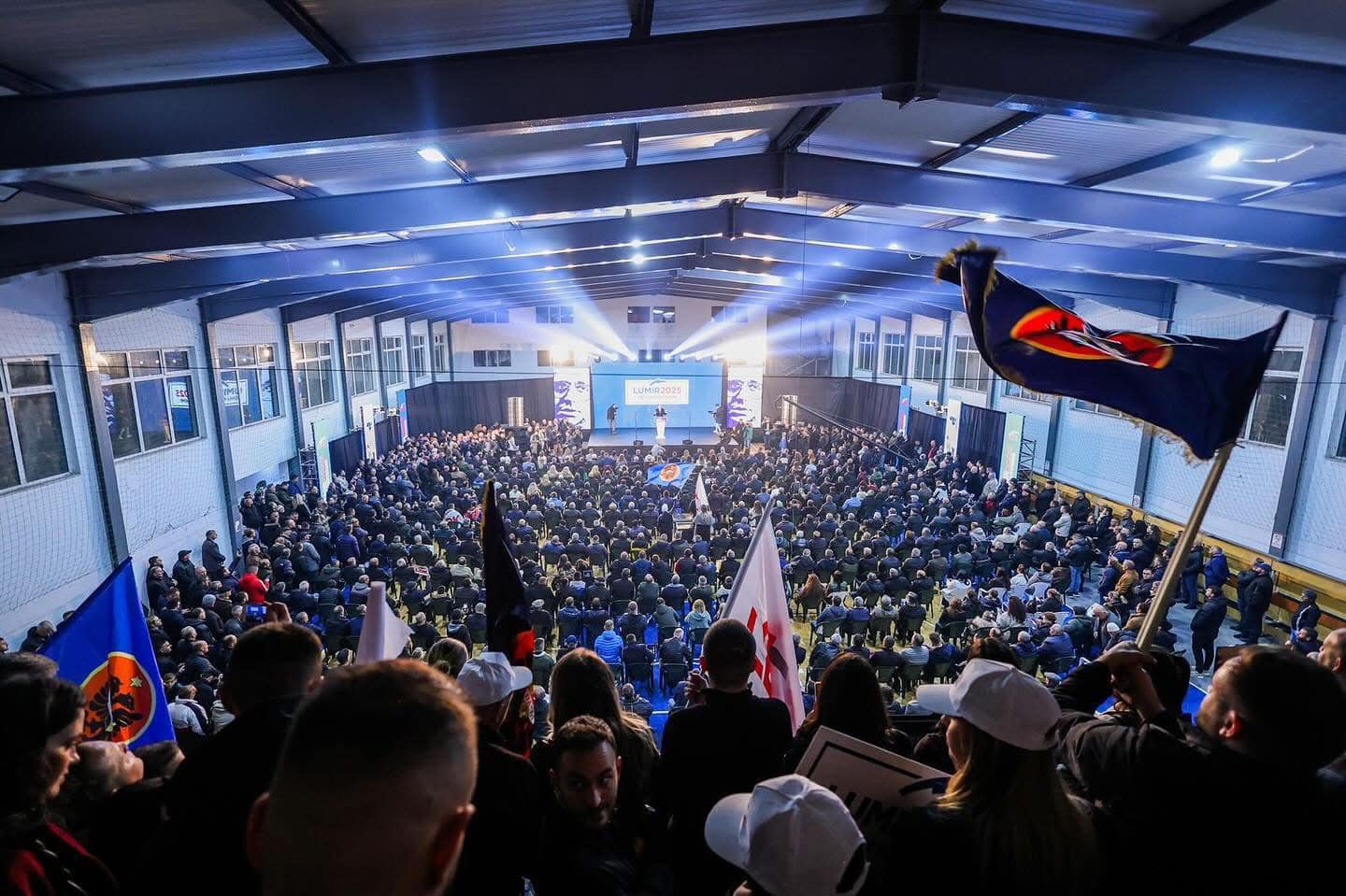 Besian Mustafa reagon pas tubimit të Kurtit në Podujevë: Fshini ato ...