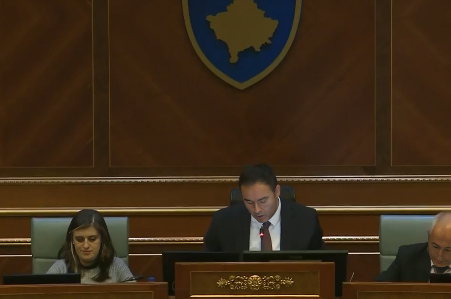 Pushteti po e mban seancën parlamentare që opozita tha se u thirr pa i ...