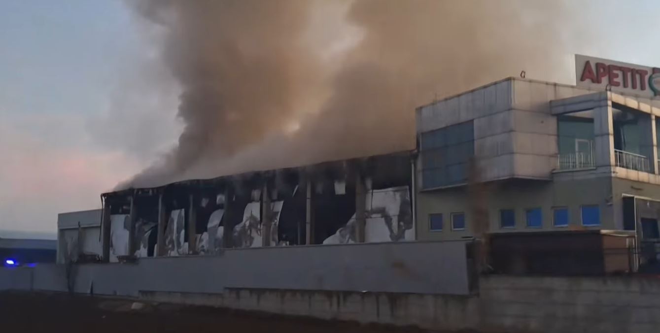 Digjet fabrika e mishit në Milloshevë të Obiliqit - Gazeta Express