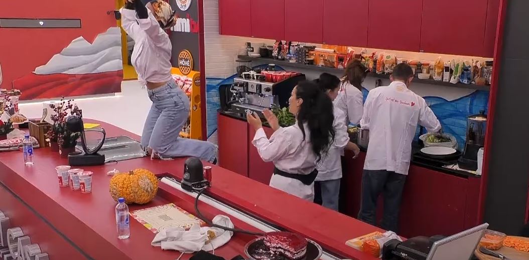 Atmosferë e zjarrtë në shtëpi, Juli hipën mbi tavolinë dhe kërcen ...