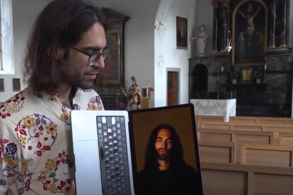 Jezu Krishti i krijuar nga AI foli me njerëzit në Zvicër, vizitorët ishin dukshëm të prekur ose ...