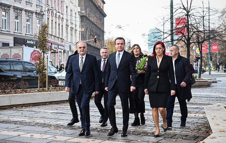 Martin Berishaj shfaqet në Bosnjë, e shoqëron Kurtin në aktvitetet atje ...
