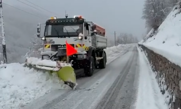 Reshje të dendura bore në veri të Shqipërisë, bllokohet shoferi në ... Reshje të dendura bore në veri të Shqipërisë, bllokohet shoferi në ...