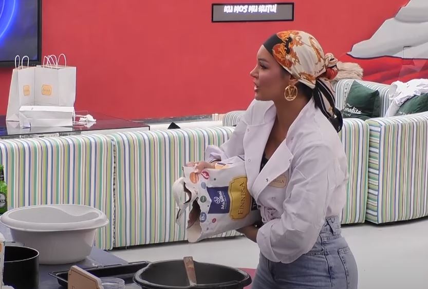 Juli iu tregon banorëve mënyrën se si duhet ta përgatisin piten ...