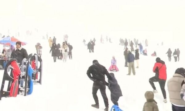 Prevalla e mbuluar nga bora, e preferuar për shumë vizitorë edhe nga ...