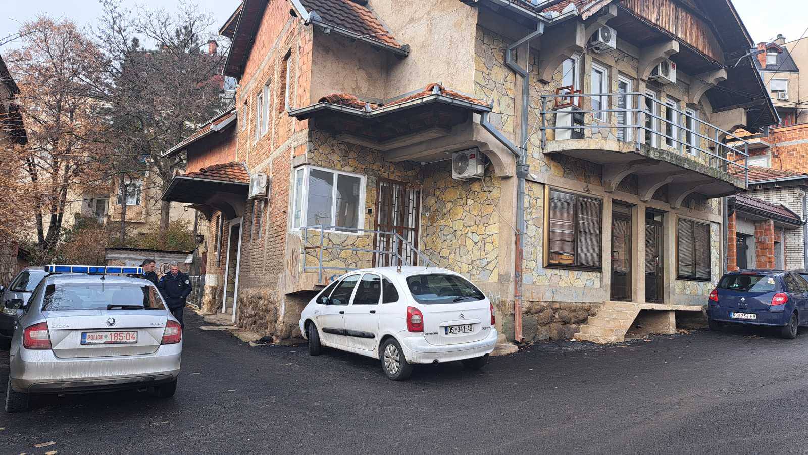 Policia mbyll një ndërtesë në veri që funksiononte si zyrë tatimore e ... Policia mbyll një ndërtesë në veri që funksiononte si zyrë tatimore e ...
