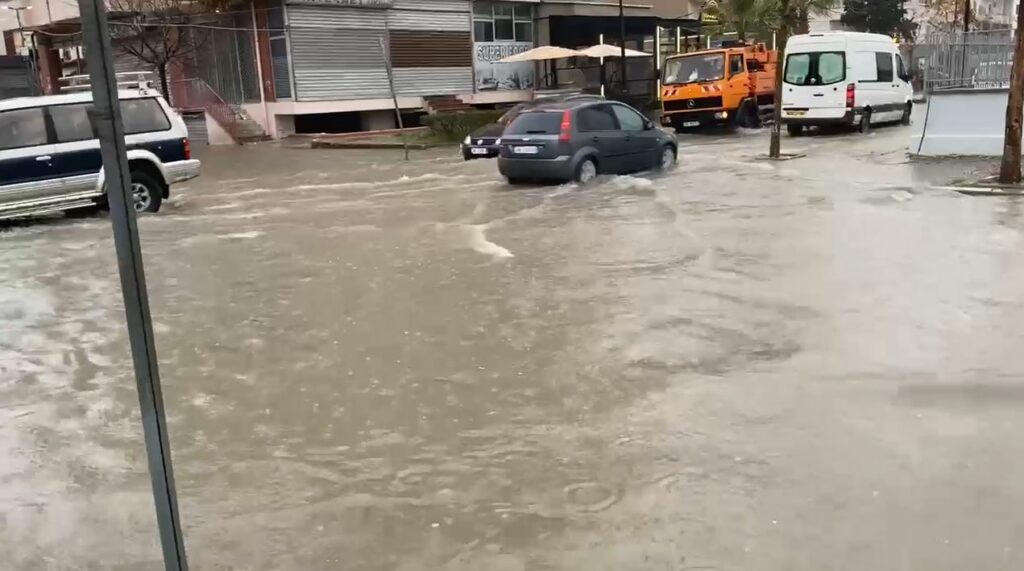 Reshjet e shiut, përmbyten disa rrugë kryesore në Durrës - Gazeta Express