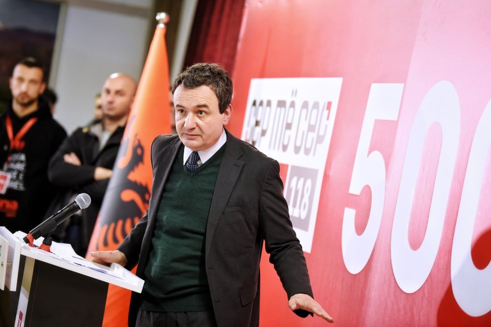 Albin Kurti bën fushatë duke folur kundër mediave në tubim në Kamenicë ...