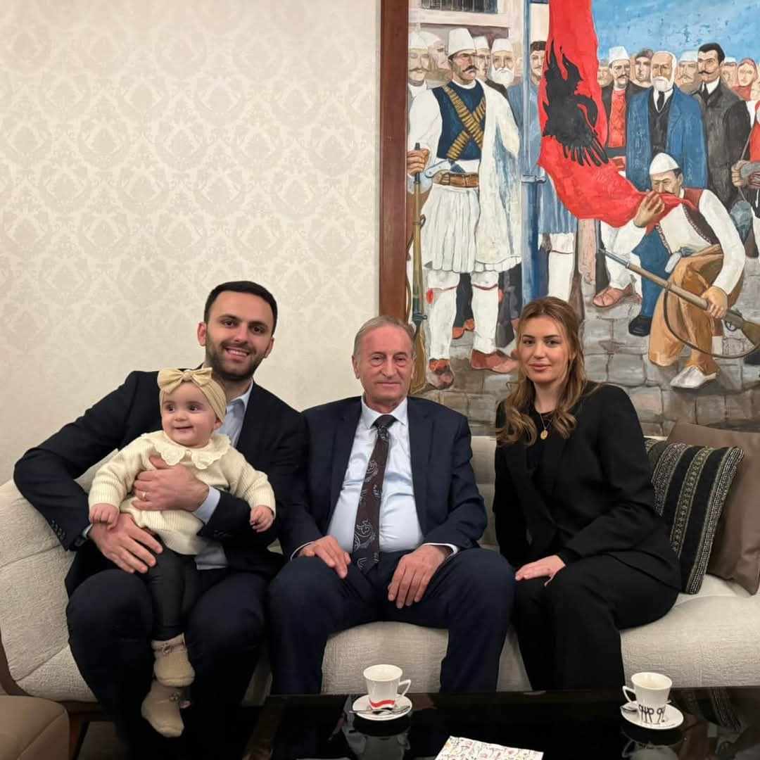 Azem Syla viziton familjen e Jakup Krasniqit, i jep mbështetje Altinit ...