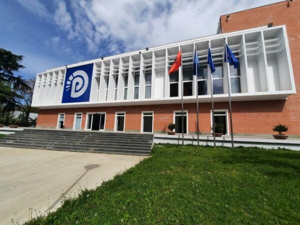 Protesta e 8 Shkurtit, mblidhet sot Grupi Parlamentar i PD - Gazeta Express Protesta e 8 Shkurtit, mblidhet sot Grupi Parlamentar i PD - Gazeta Express