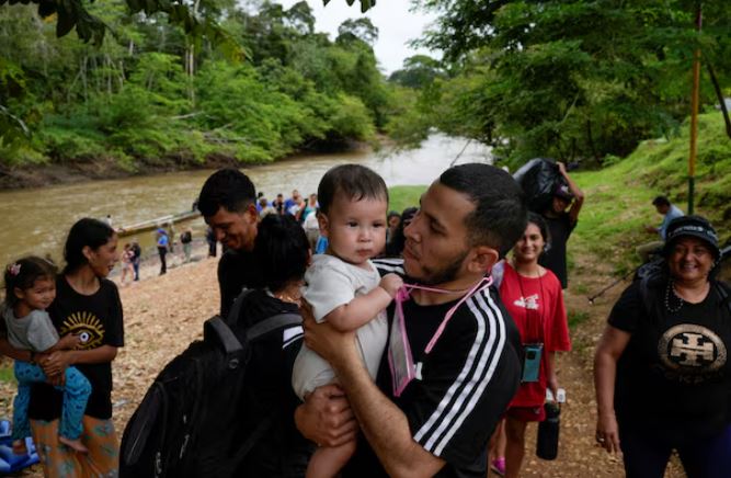 Vazhdon migrimi në rrugë të rrezikshme përmes Panamasë, me destinacion ...