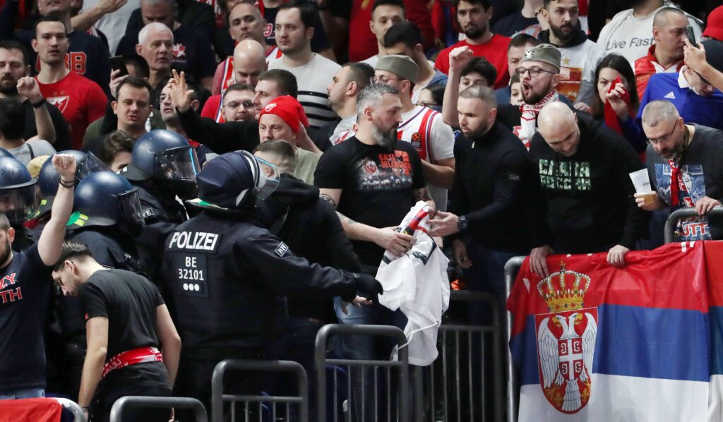 Policia gjermane heq flamujt serb me hartën e Kosovës nga përballja e ...