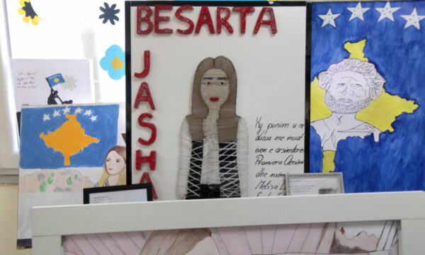 Nxënësit e Koshares realizojnë me gozhda e penj portretin e Besarta ...