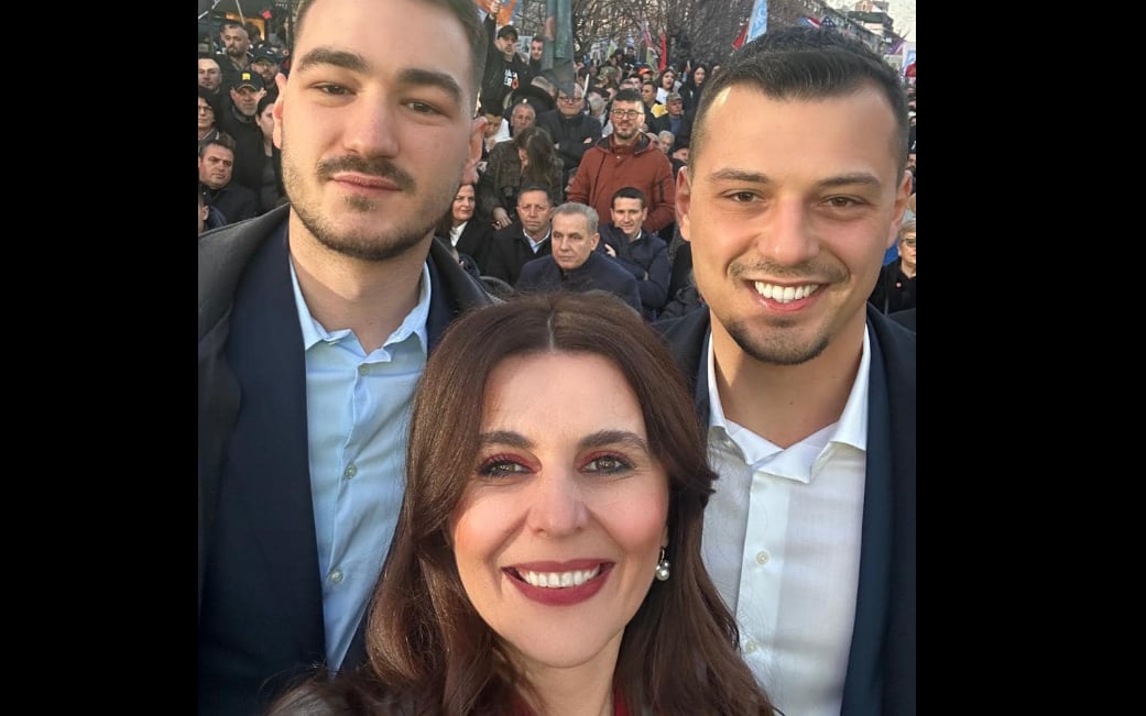 Çitaku nga tubimi përmbyllës i PDK ndan foto me djalin e Thaçit e ...