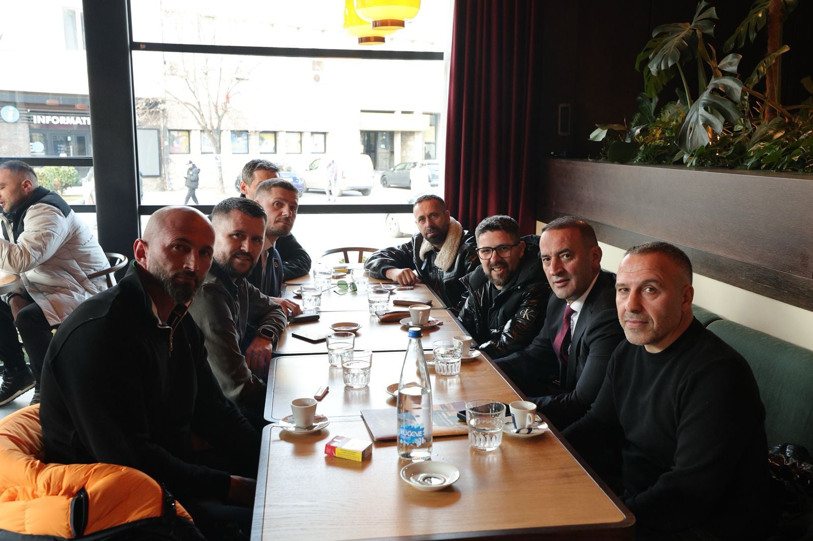 Kunati i Albulena Haxhiut në shoqërinë e Daut Haradinaj në Pejë ...