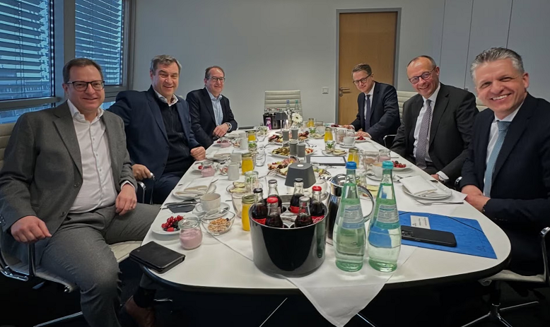 A ka Merz një ‘Frauenproblem’? Fotografia nga ekipi i burrave i ...