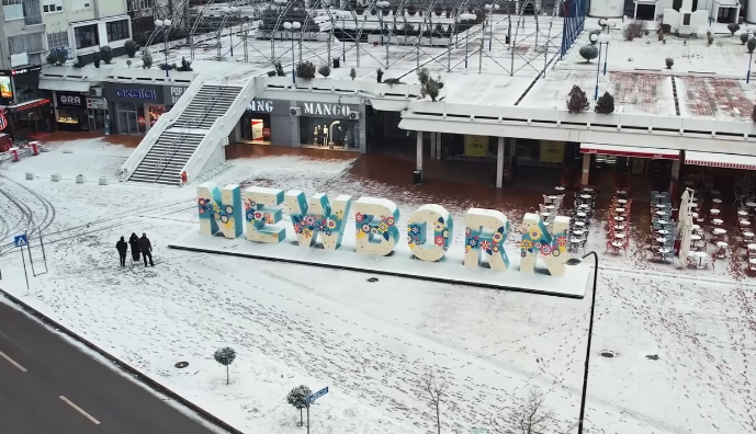 "It's a beautiful day", Edi Rama ndan pamje të monumentit Newborn nën ...