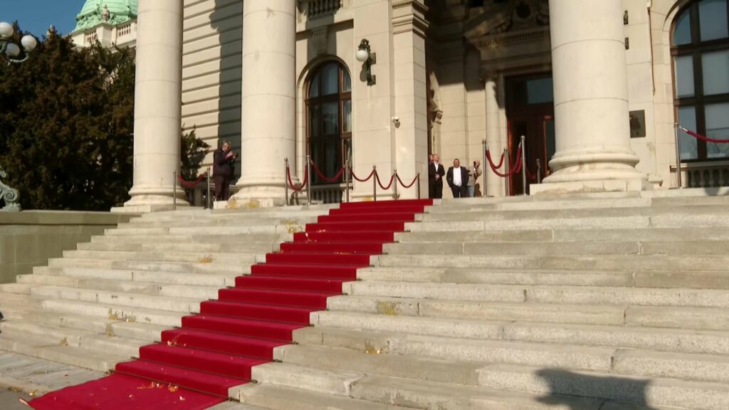 Qytetarët hodhën vezë në drejtim të Kuvendit të Serbisë - Gazeta Express