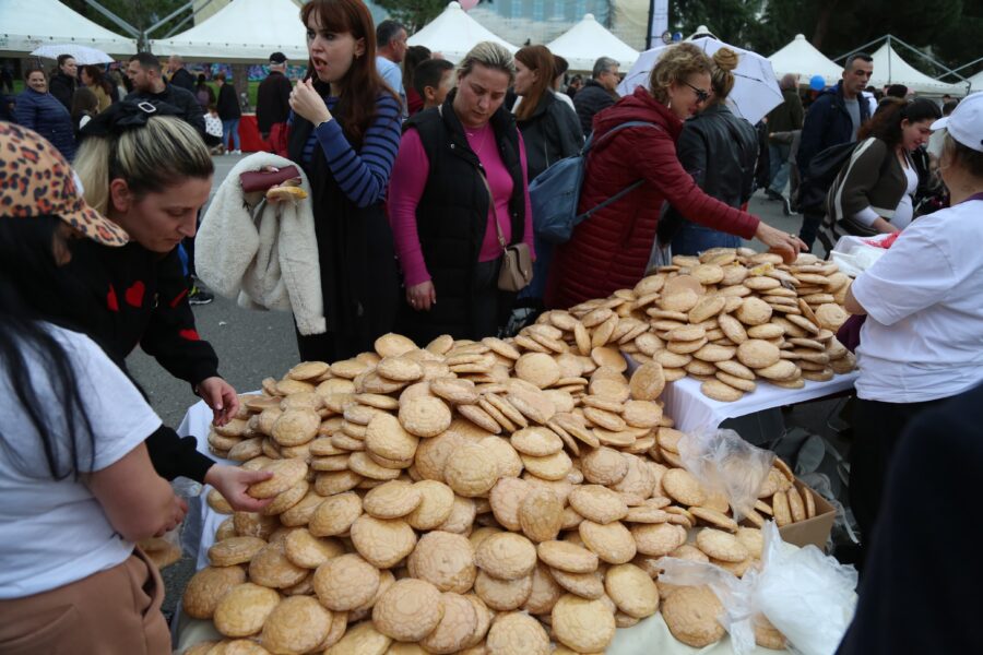 Balona shumëngjyrëshe e stenda me ballokume, si u festua Dita e Verës ...