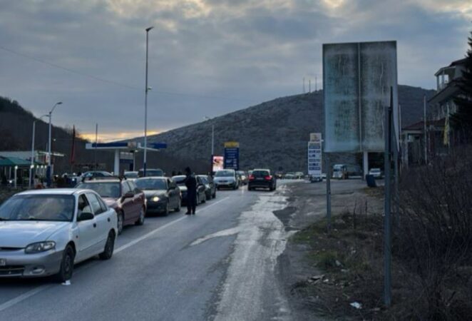 Radhë makinash në pikën kufitare në Kapshticë, pala greke punon me 3 ...