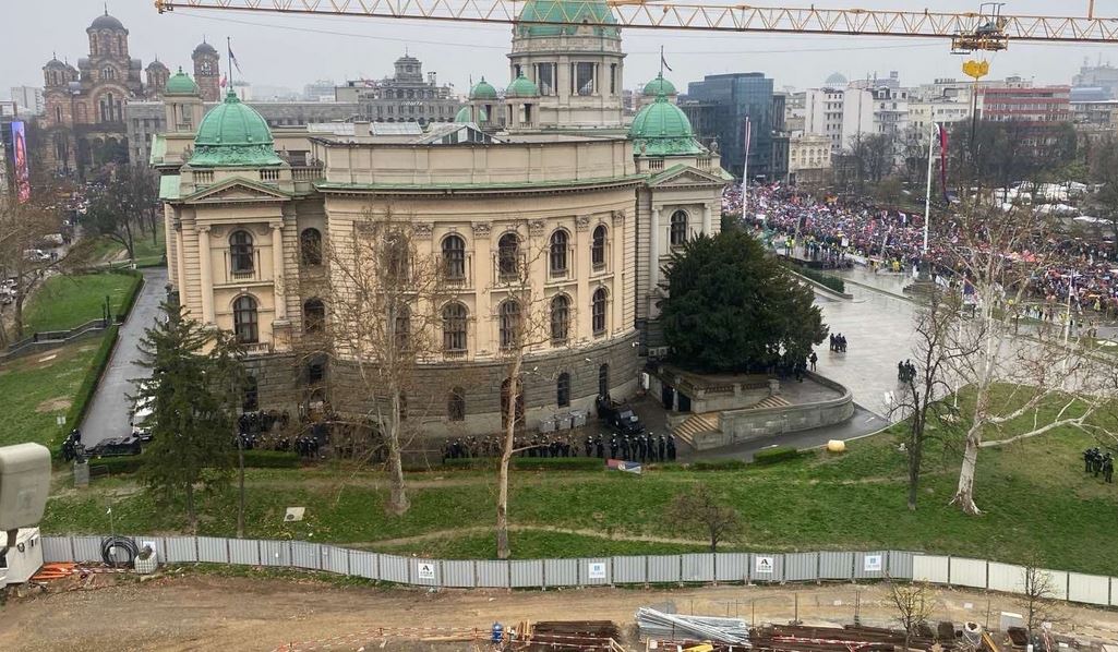 Opozitarja serbe poston foto para Parlamentit serb, pretendon se aty ...