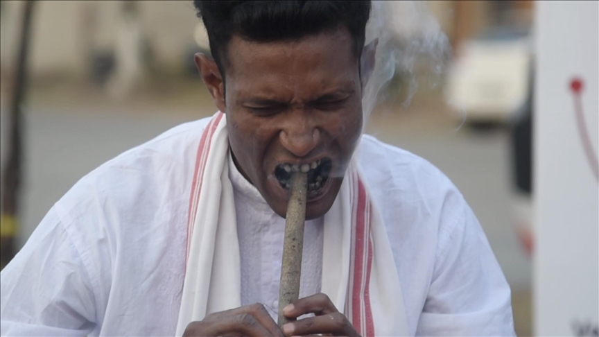 Një indian vendos rekord botëror, në 5 minuta konsumon 250 gram qymyr ...