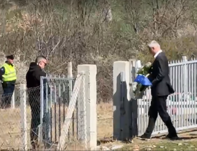 Hashim Thaçi arrin në Burojë, me kurorë lulesh tek varri i babait të ...