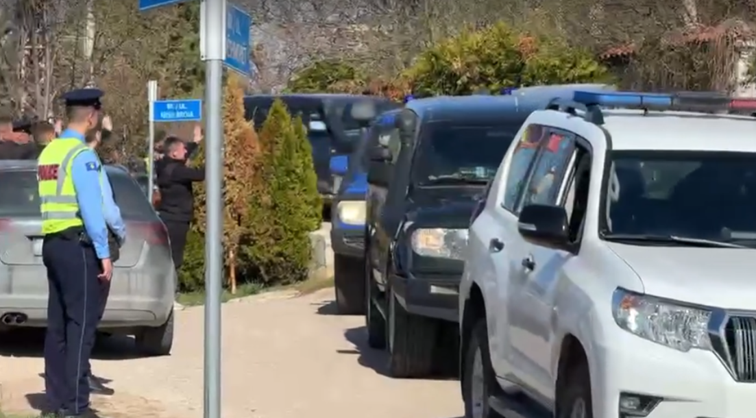 Pas dy orësh qëndrim me familjarët e ngushtë, Hashim Thaçi largohet nga ...