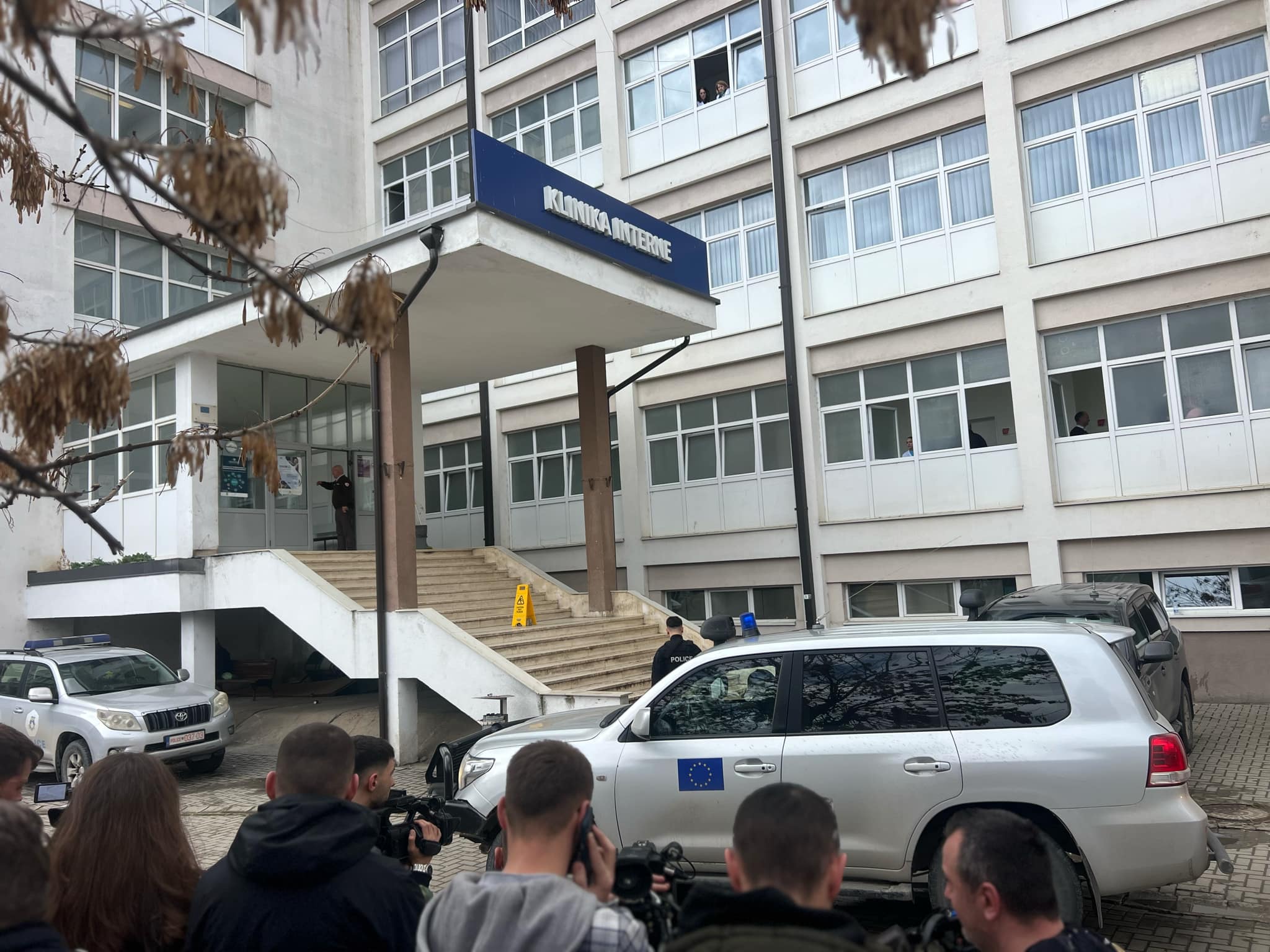 Hashim Thaçi po vazhdon të qëndrojë në QKUK ku po viziton babanë e ...