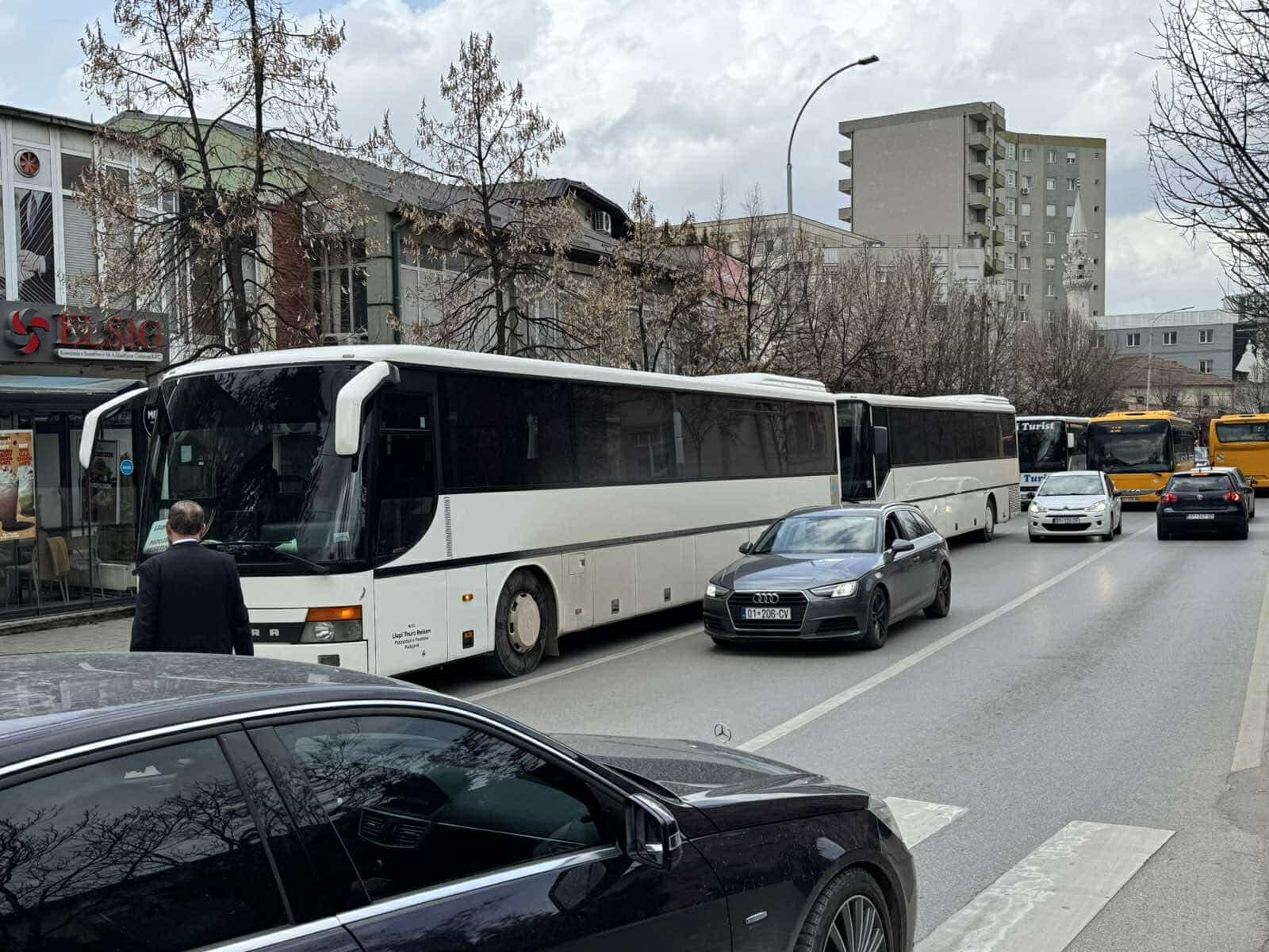 Transportuesit e Llapit zbarkojnë para komunës së Prishtinës, ua ...