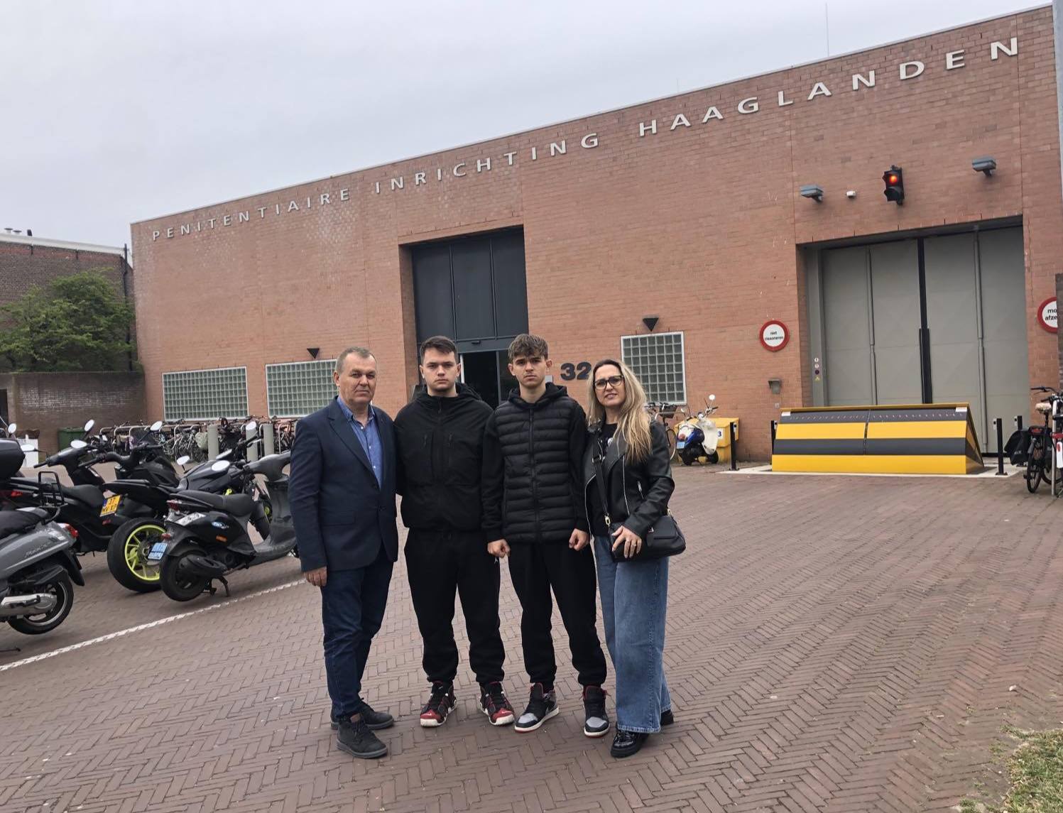 Rexhep Selimit i shkon vëllai me familjen për vizitë, por njërin nip ...