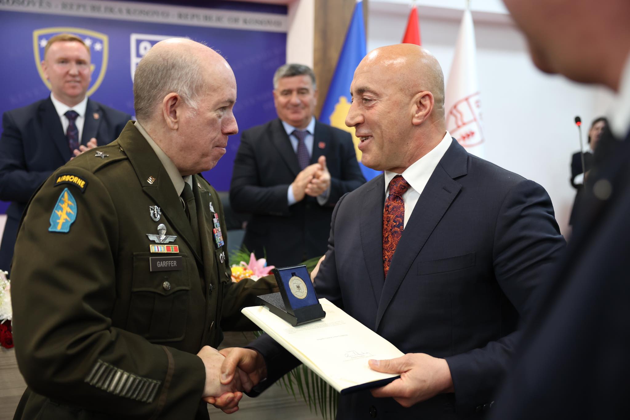 Deçani nderon me titull “Qytetar Nderi”, gjeneralin amerikan Arthur ...