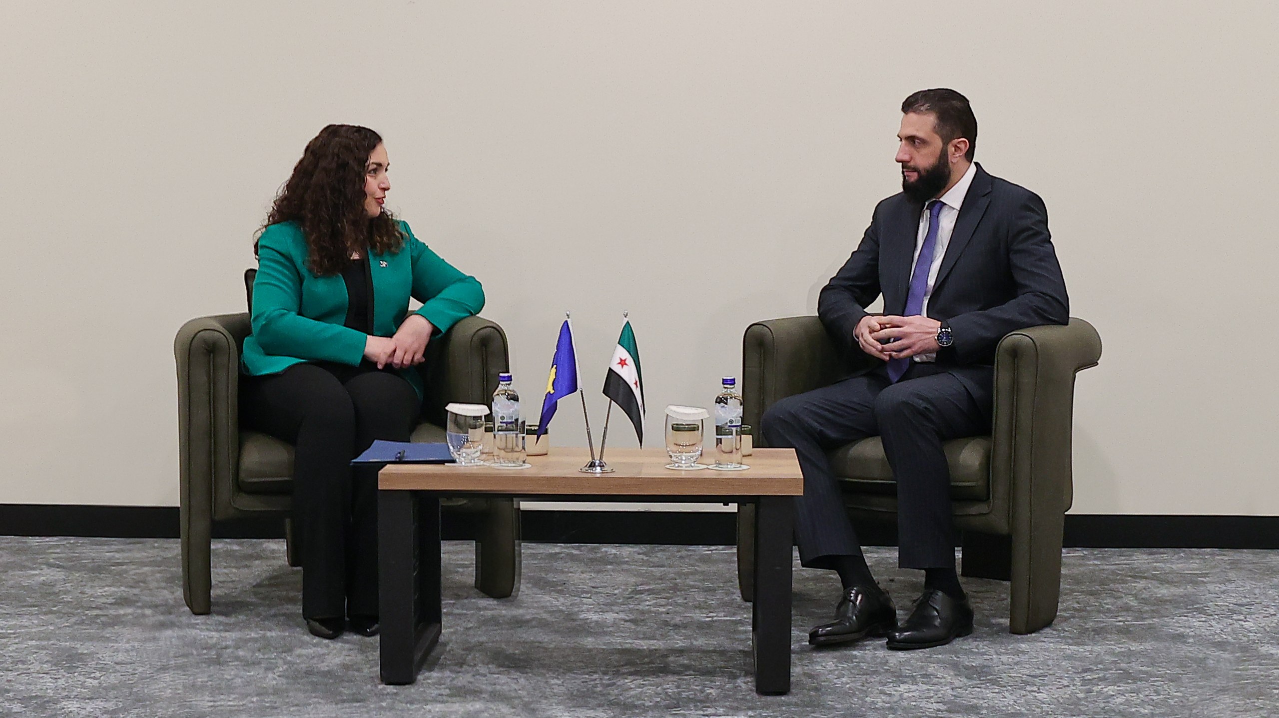 Osmani takon presidentin e Sirisë në Turqi, flamujt shtetërorë mbi ...