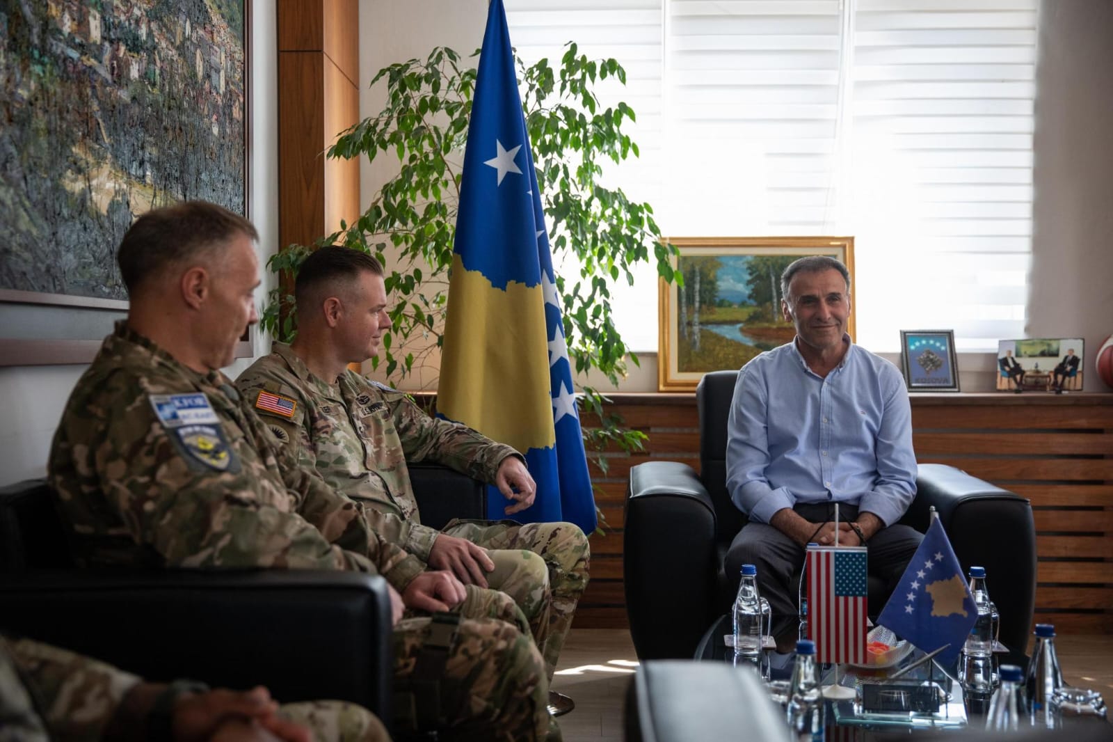 Komandanti amerikan i shkon në zyrë Lulzim Hetemit, flasin për ...