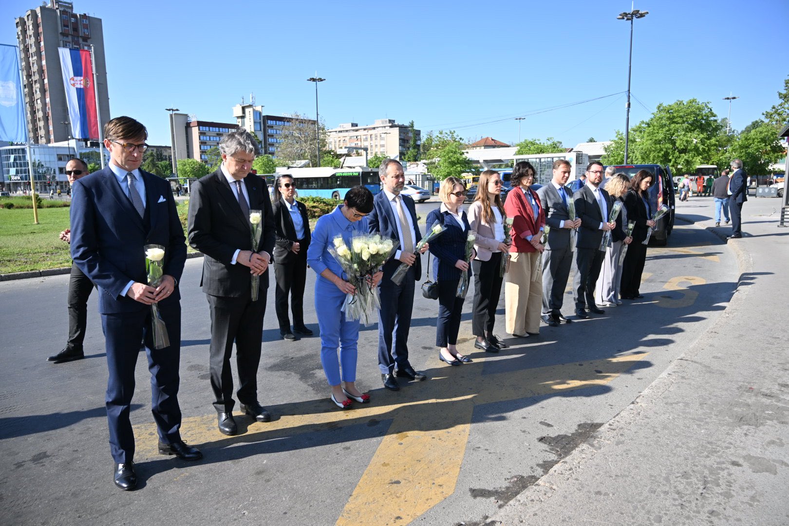 Marta Kos nderon 16 viktimat e Novi Sadit, publikon fotografi nga ...