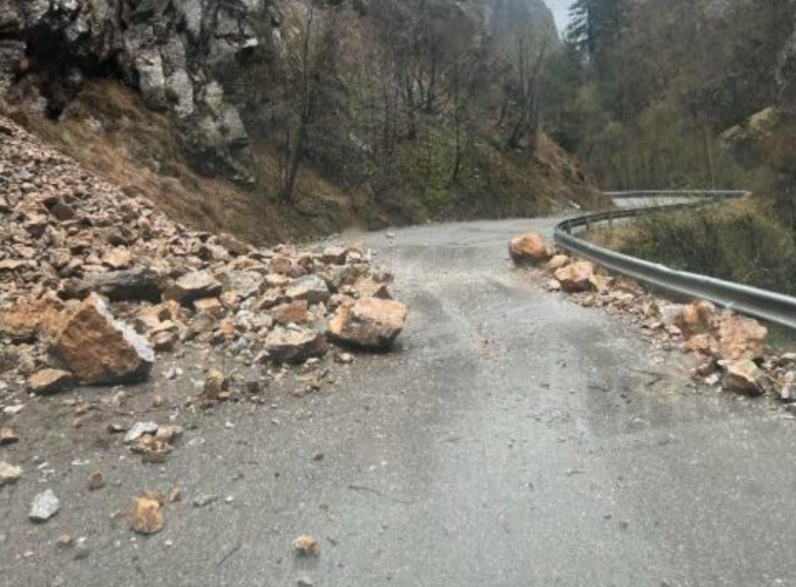 Bllokimi i rrugës Pejë-Rugovë nga gurët, Prokuroria po heton nëse ...
