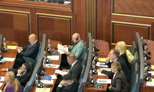 Adem Hoxha nuk përgjigjet se a ka kaluar te grupi parlamentar i AAK-së ...