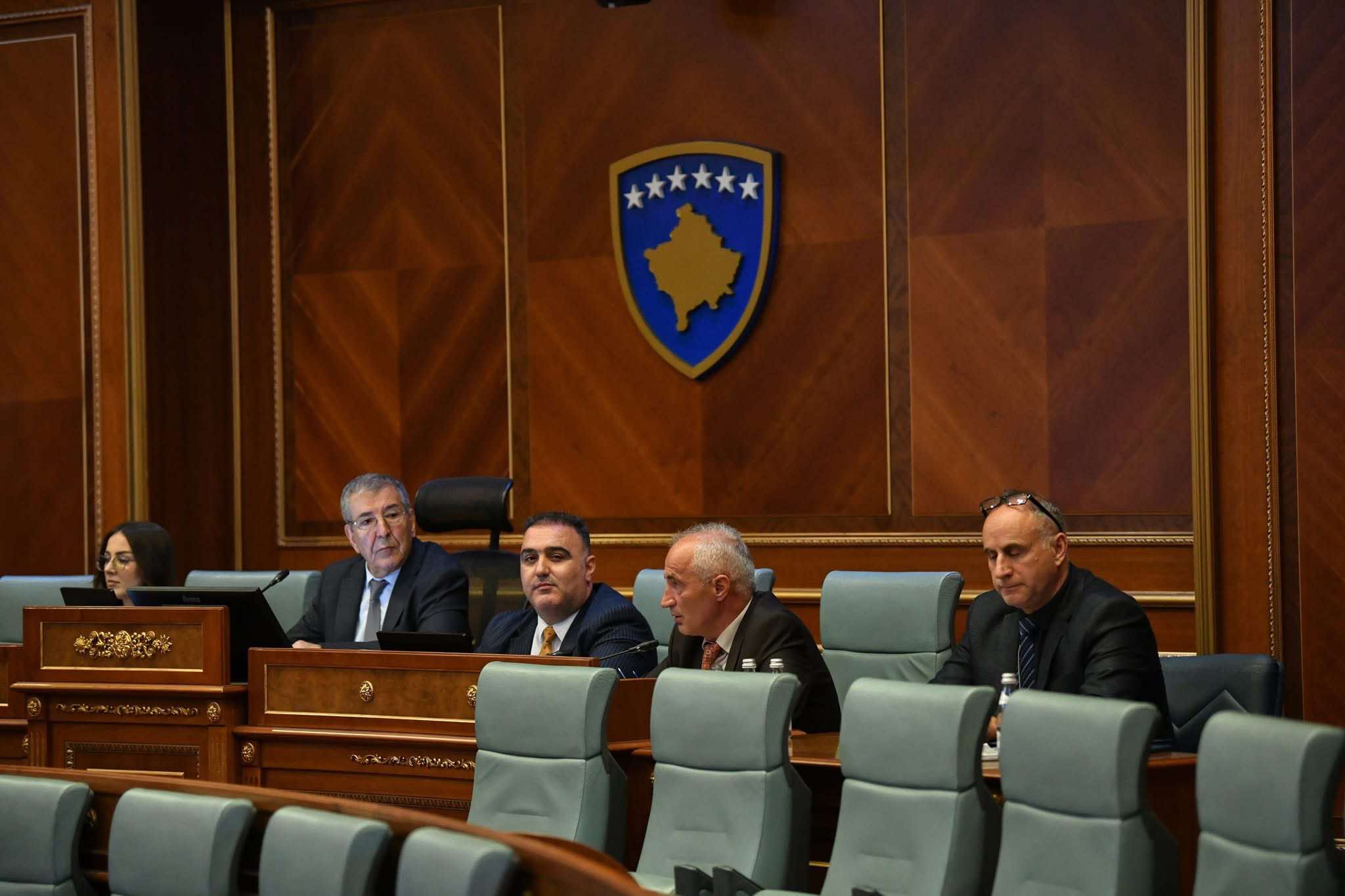 Dehari i fton përfaqësuesit e partive politike në takim para votimit të ...